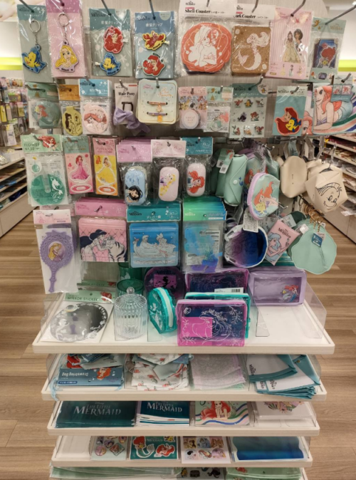 100均セリア『ディズニープリンセス』コラボ！全商品まとめ！アクスタ、ポーチなど100円グッズが種類豊富に登場！リトルマーメイド、美女と野獣 ...