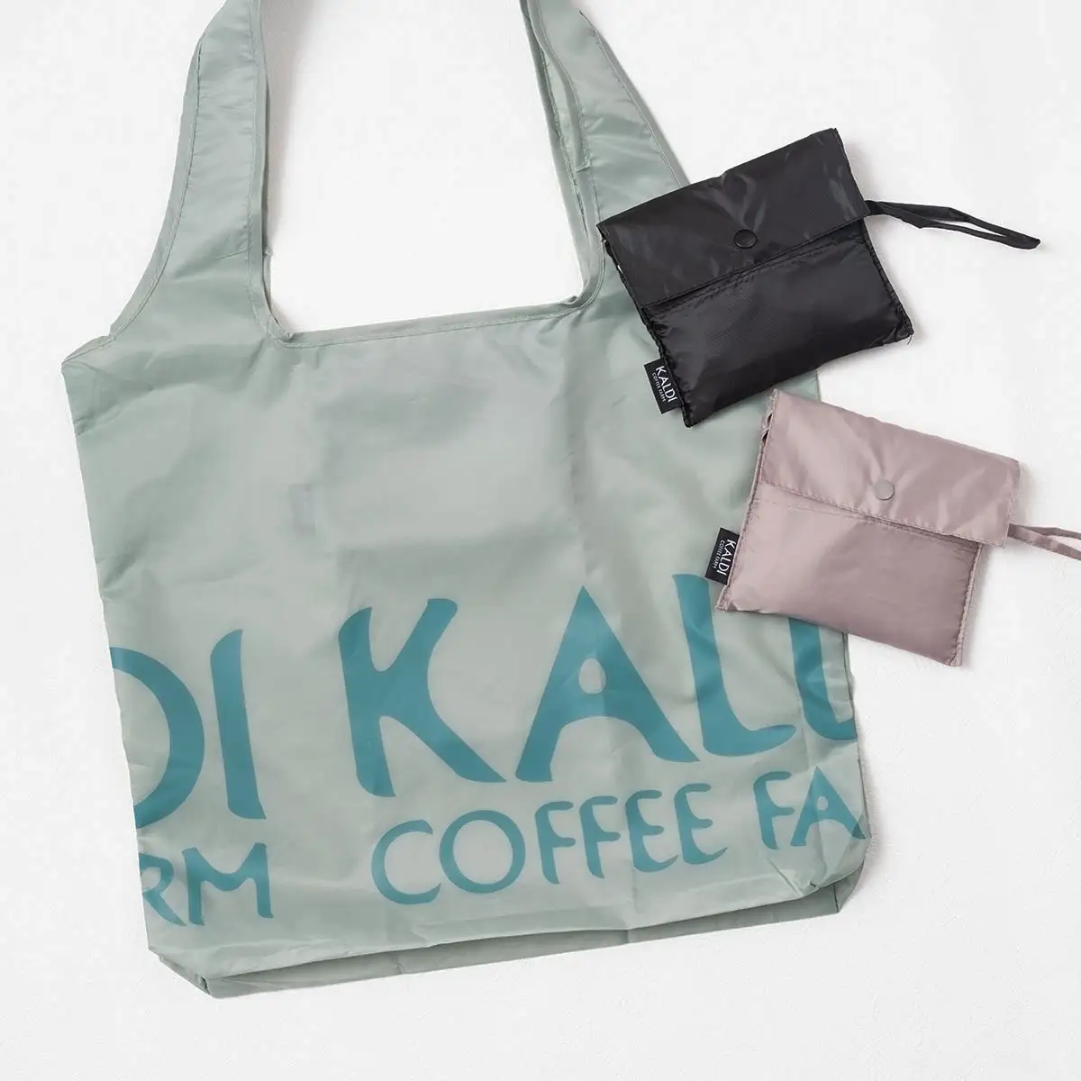 カルディ『エコバッグ』カラー、種類、発売日、再販売まとめ！種類豊富！口コミまとめ！最新はプラムとフレンチブルーの新カラーが2025年秋に登場！レジ袋型！