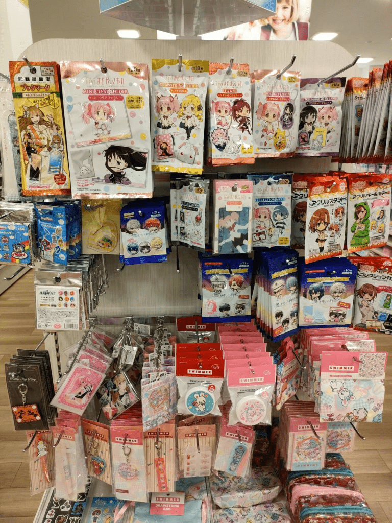 100均『アニメ、キャラクター』大型コラボ！種類、販売店舗、発売日まとめ！ダイソー、セリア、キャンドゥ、ワッツも取扱い？