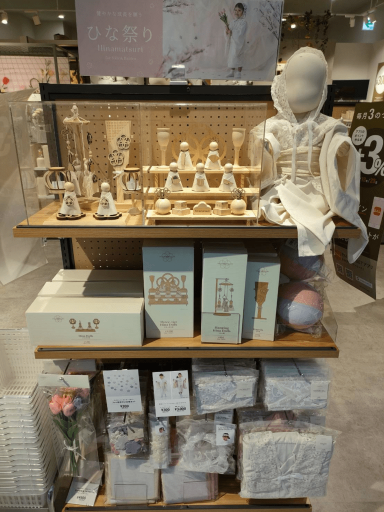 3COINS「ひな祭り」子供のコスチューム、フォトアイテム、木製のひな人形など2025年のグッズが新発売！口コミ、売り切れ、種類、再販売は？